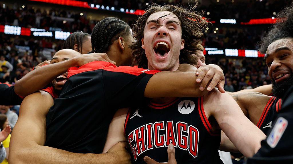 Bulls stun Lakers with half-court buzzer-beater