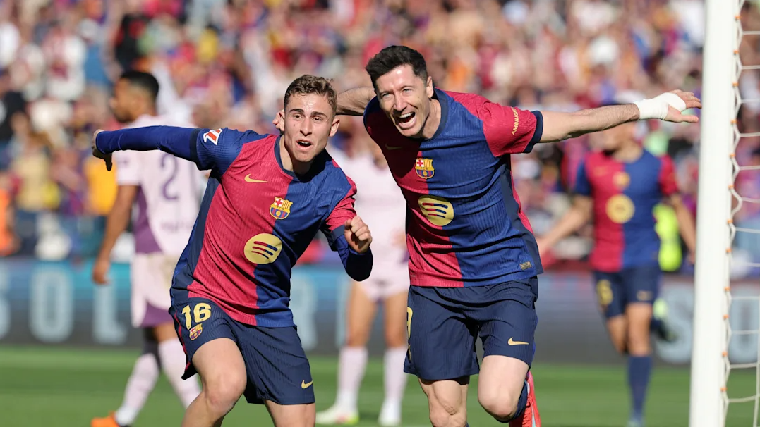 Lewandowski scores twice as Barca reopen gap at top