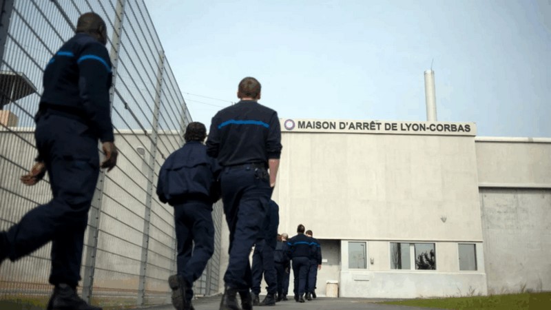 French prisoner escapes in fellow inmate’s bag, officials say ...