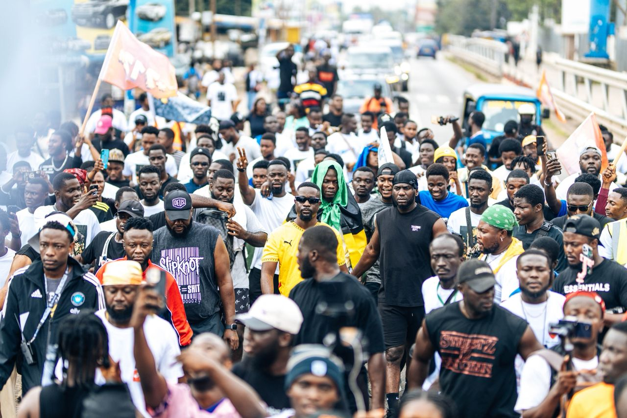 Kumasi comes alive as Sarkodie leads massive fan walk ahead of ...