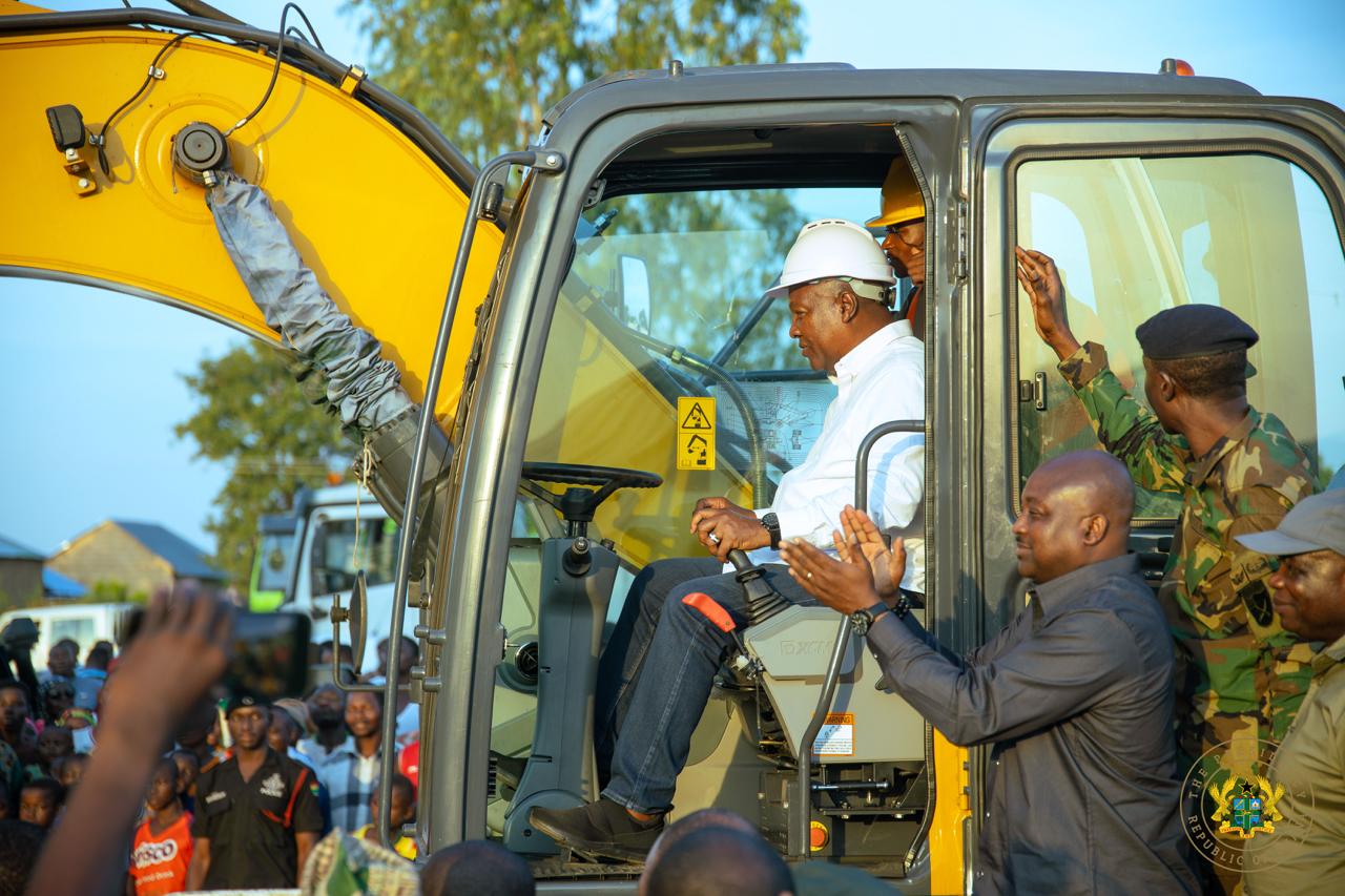 Mahama cuts sod for construction of Wa-Han-Tumu-Navrongo road under ...