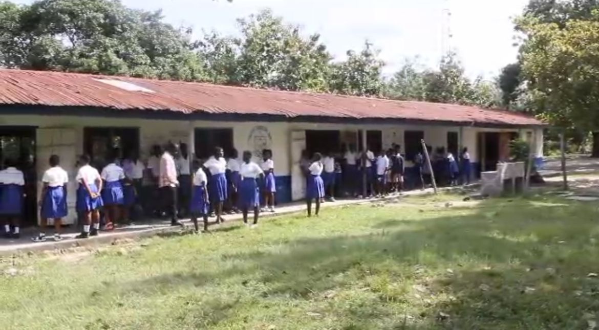 Kenyasi-Muoho Anglican JHS pupils raise alarm over poor facilities ...