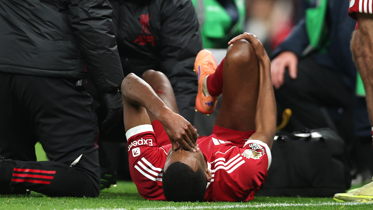 Liverpool striker Isak has surgery on broken leg - Adomonline.com