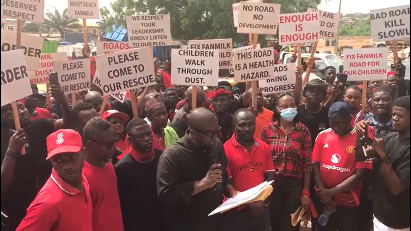 FanMilk residents protest poor road infrastructure - Adomonline.com
